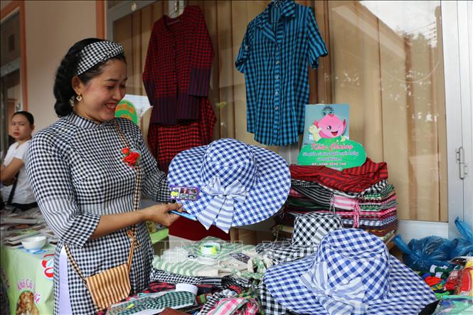 Dong Thap’s 100-year-old “khan ran” weaving village revivifies - VNA ...