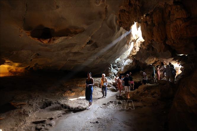 Discover UNESCO World Heritage Site on cruise ships - VNA Photos ...