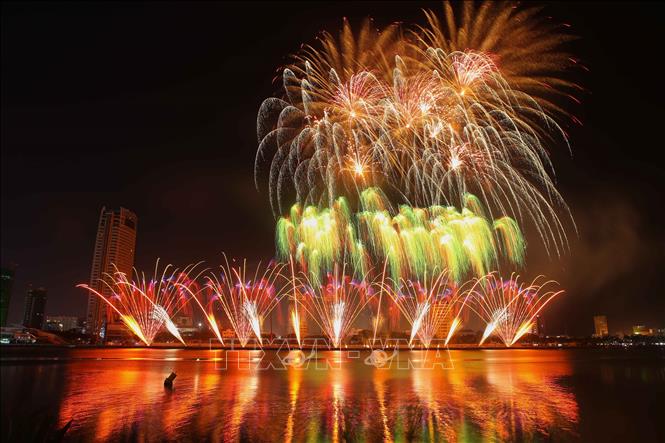 UK and China competes in the fourth night of Da Nang firework festival ...