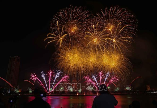 UK and China competes in the fourth night of Da Nang firework festival ...
