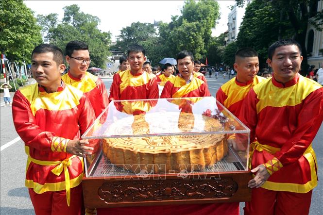 Bao Minh bakery’s giant mooncakes recognised - VNA Photos - Vietnam ...