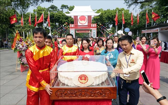 Bao Minh bakery’s giant mooncakes recognised - VNA Photos - Vietnam ...