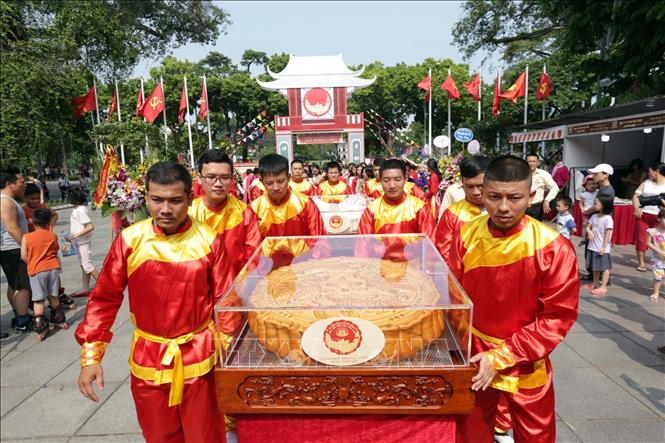 Bao Minh bakery’s giant mooncakes recognised - VNA Photos - Vietnam ...
