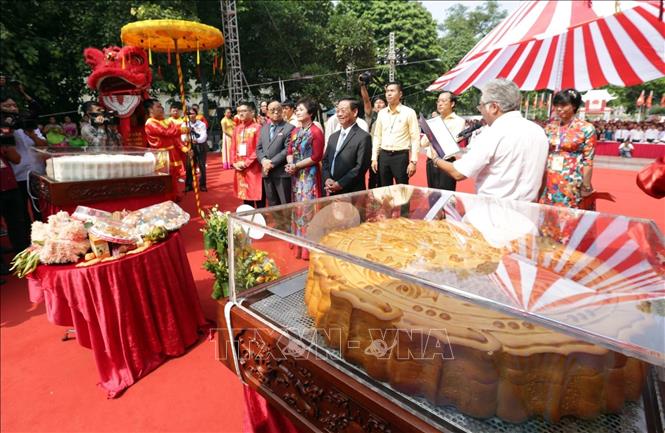 Bao Minh bakery’s giant mooncakes recognised - VNA Photos - Vietnam ...