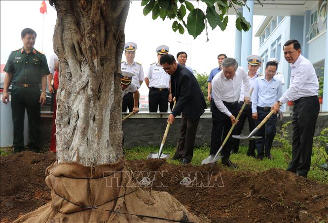 Chánh án Tòa án Nhân dân tối cao Nguyễn Hòa Bình thăm, tặng quà cán bộ ...