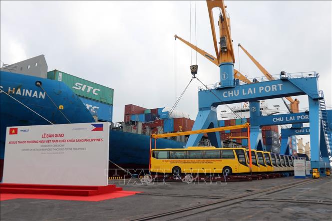 Thaco exports Vietnamese branded buses to Philippines - VNA Photos ...