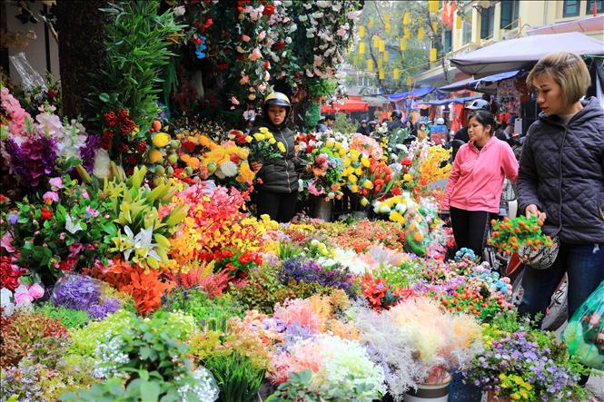 Hanoi's bustling Spring Flower Markets in days nearing Tet - VNA Photos ...