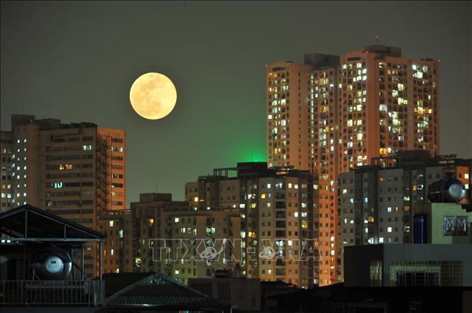 Final Supermoon of 2020 above Hanoi sky - VNA Photos - Vietnam News ...