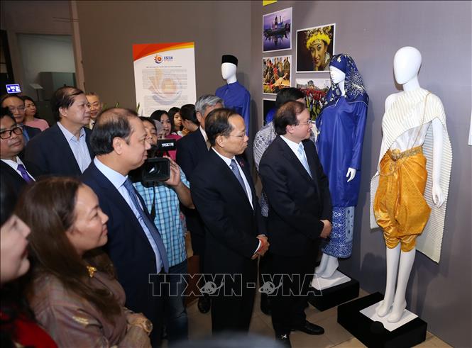 ASEAN 2020: Exhibition of ASEAN traditional costumes opens in Hanoi ...