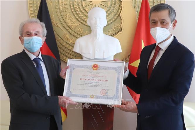 Trao Huân chương Hữu nghị cho thành viên Hội đồng tư vấn Hội Đức – Việt Siegfried Kaulfuss - Ảnh ...