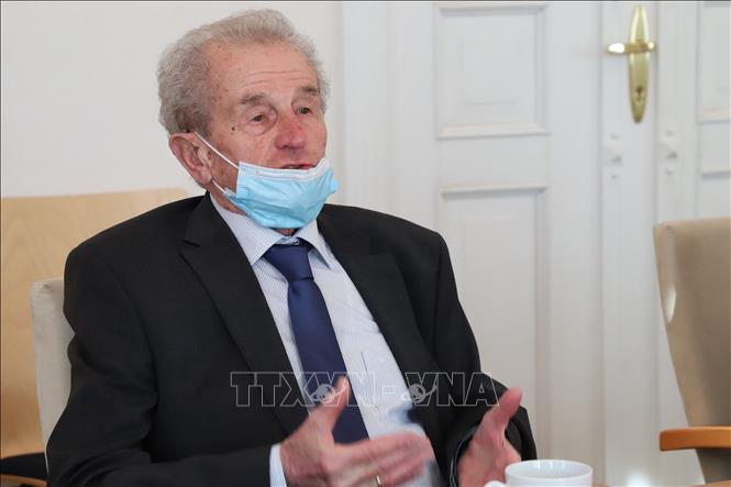 Trao Huân chương Hữu nghị cho thành viên Hội đồng tư vấn Hội Đức – Việt Siegfried Kaulfuss - Ảnh ...