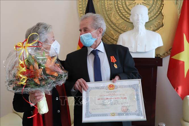 Trao Huân chương Hữu nghị cho thành viên Hội đồng tư vấn Hội Đức – Việt Siegfried Kaulfuss - Ảnh ...