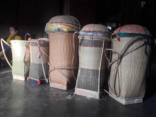Người Ba Na ở Bình Định giữ nghề truyền thống đan gùi - Ảnh thời sự ...