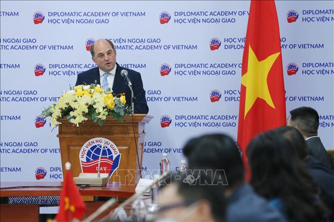 Bộ trưởng Quốc phòng Anh Robert Ben Lobban Wallace thảo luận tại Học ...
