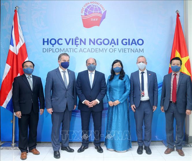 Bộ trưởng Quốc phòng Anh Robert Ben Lobban Wallace thảo luận tại Học ...