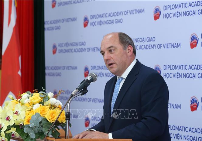 Bộ trưởng Quốc phòng Anh Robert Ben Lobban Wallace thảo luận tại Học ...