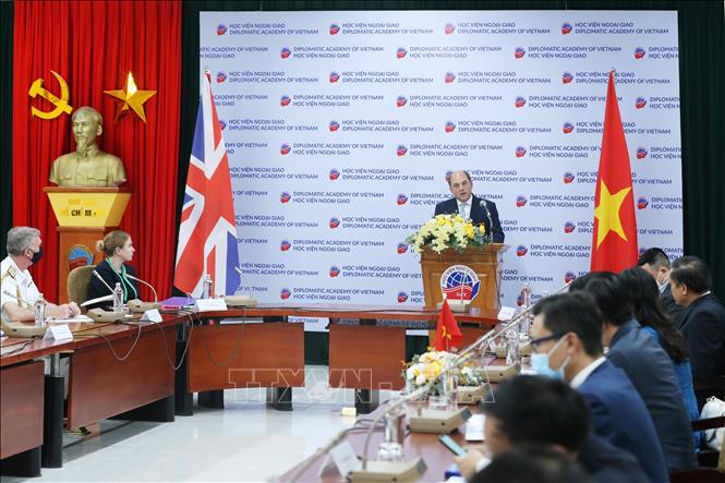 Bộ trưởng Quốc phòng Anh Robert Ben Lobban Wallace thảo luận tại Học ...