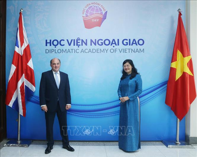 Bộ trưởng Quốc phòng Anh Robert Ben Lobban Wallace thảo luận tại Học ...
