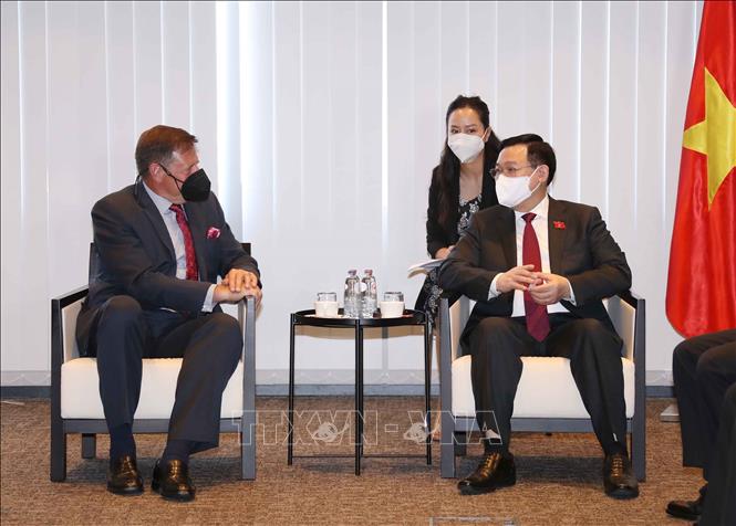 Chủ tịch Quốc hội Vương Đình Huệ tiếp Giám đốc cấp cao của Tập đoàn ...