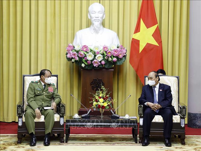 Chủ tịch nước Nguyễn Xuân Phúc tiếp Bộ trưởng Bộ Công an Lào Vilay ...