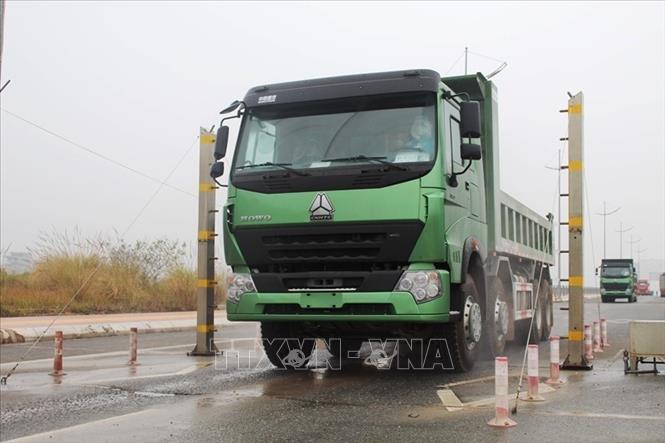 Customs clearance resumed at border gates, crossings with China - VNA ...