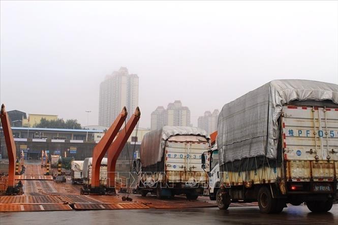 Customs clearance resumed at border gates, crossings with China - VNA ...