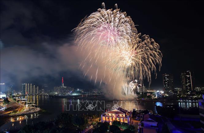 Reunification Day marked with fireworks in HCM City - VNA Photos ...