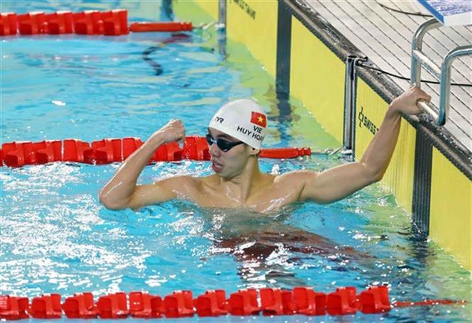 Hoàng dominates pool with new freestyle record - Tin báo chí