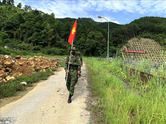 Vietnamese, Chinese border guards conduct joint patrols - VNA Photos ...