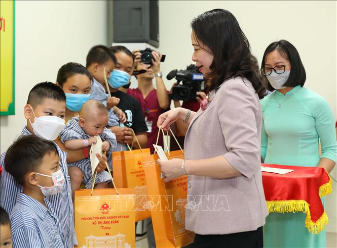 Phó Chủ tịch nước Võ Thị Ánh Xuân thăm, tặng quà cho trẻ em được "Phẫu ...