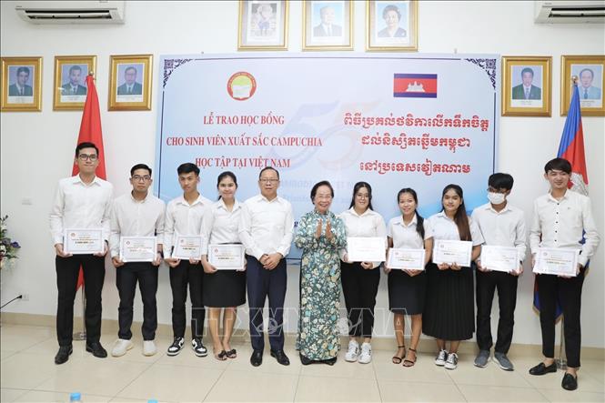 Trao học bổng cho 100 sinh viên, học sinh Campuchia học tập tại Việt ...