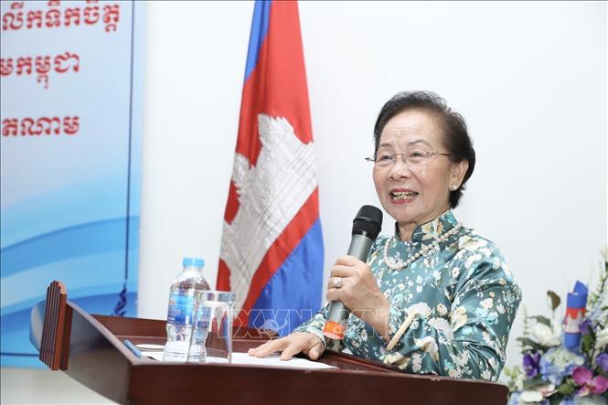 Scholarships presented to Cambodian students in Vietnam - VNA Photos ...
