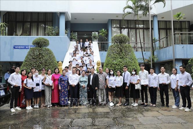 Scholarships presented to Cambodian students in Vietnam - VNA Photos ...