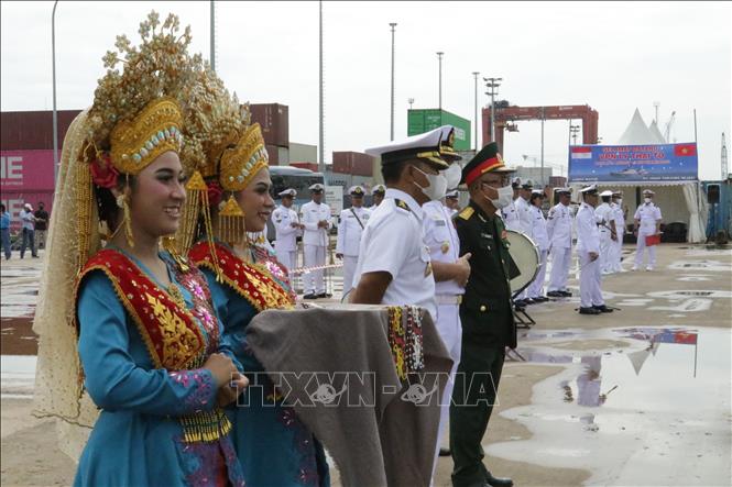 Vietnamese naval ship begins visit to Indonesia - VNA Photos - Vietnam ...