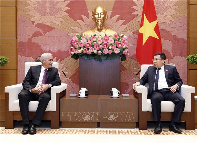 National Assembly Official hosts visiting Cuban diplomat - VNA Photos ...