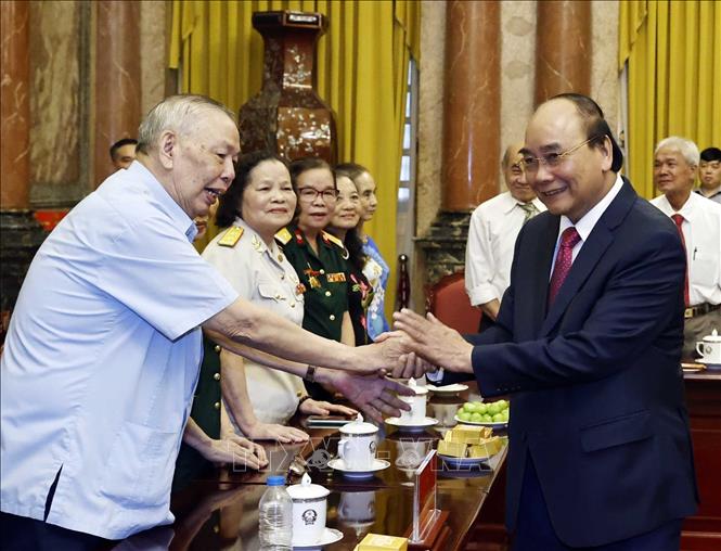 Chủ tịch nước Nguyễn Xuân Phúc gặp mặt các cán bộ từng phục vụ và bảo ...