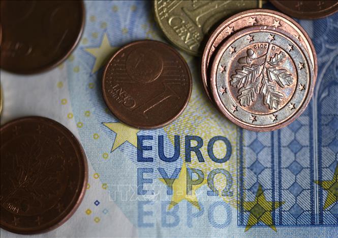 Đồng euro giảm xuống mức thấp nhất so với đồng USD trong 20 năm - Ảnh ...