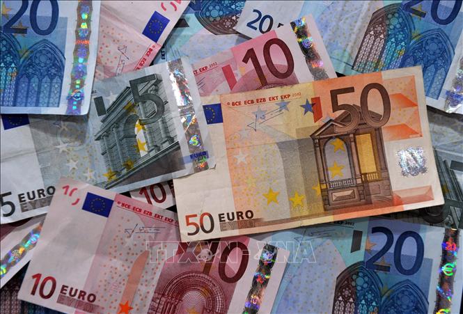 Đồng euro giảm xuống mức thấp nhất so với đồng USD trong 20 năm - Ảnh ...