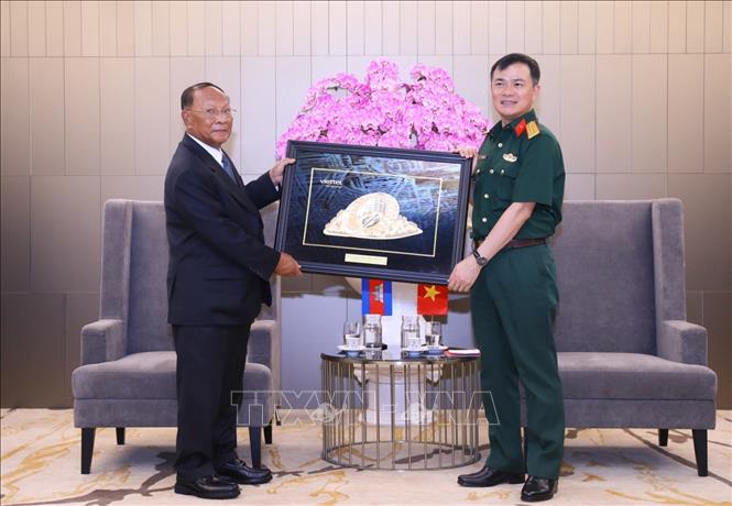 Chủ tịch Quốc hội Campuchia Samdech Heng Samrin thăm và làm việc với ...