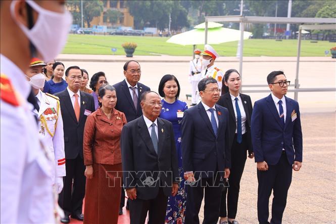 Chủ tịch Quốc hội Vương quốc Campuchia Samdech Heng Samrin vào Lăng ...