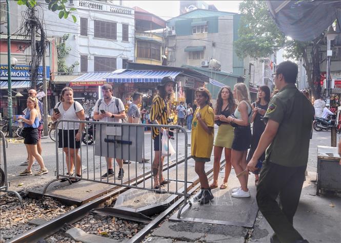Hanoi's authorities begin enforcing closure of train track coffee shops ...