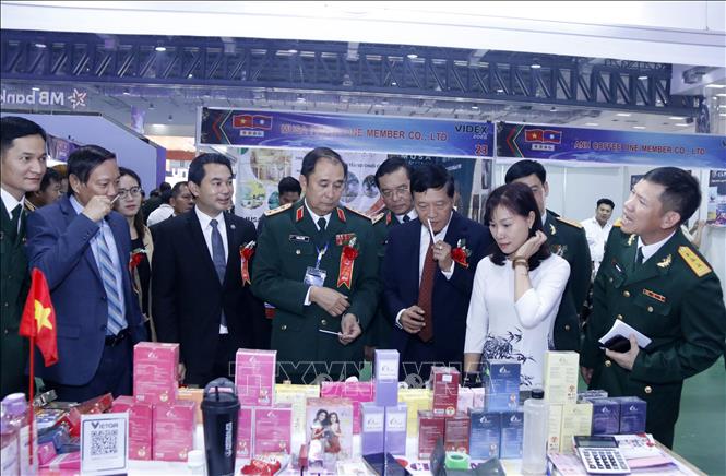 Vientiane hosts Vietnam-Laos Trade Fair - VNA Photos - Vietnam News ...