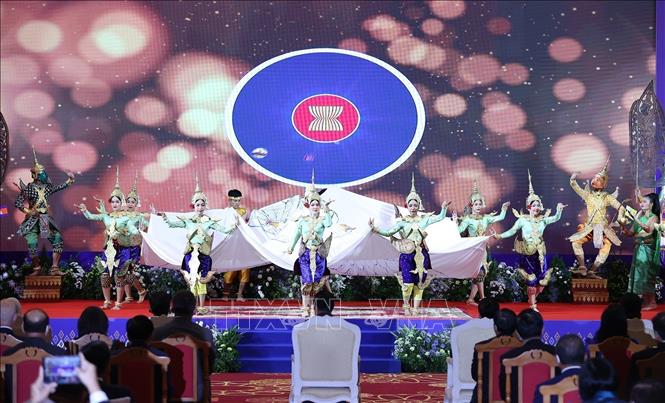 Prime Minister Attends 40th And 41st Asean Summits Opening Ceremony