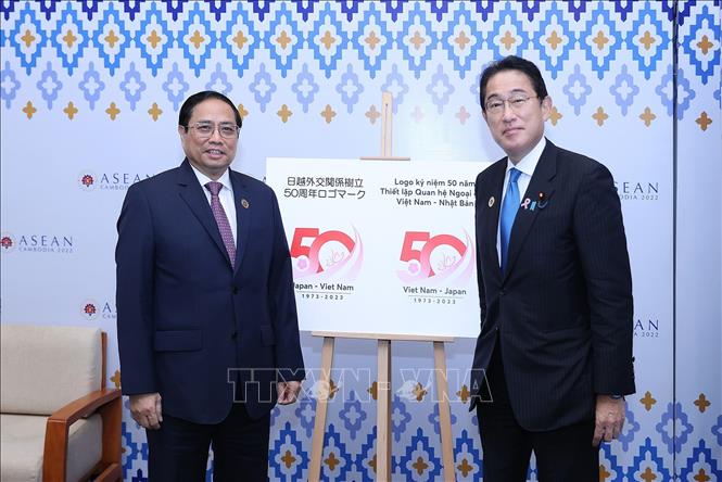 Thủ tướng Phạm Minh Chính gặp Thủ tướng Nhật Bản Kishida Fumio bên lề ...