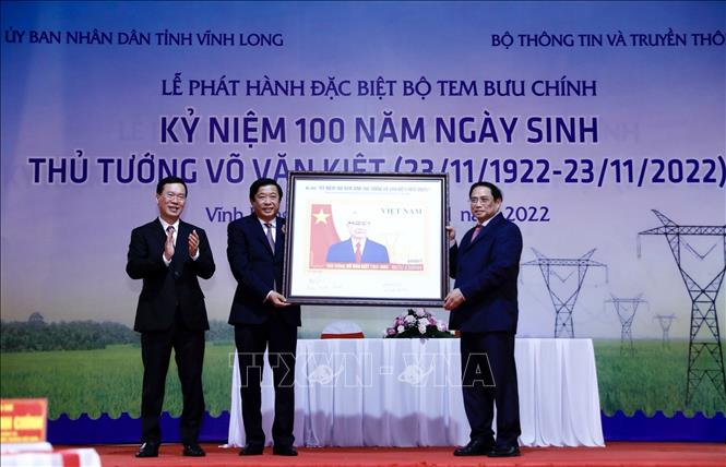 Government leader offers incense in tribute to late PM Vo Van Kiet ...