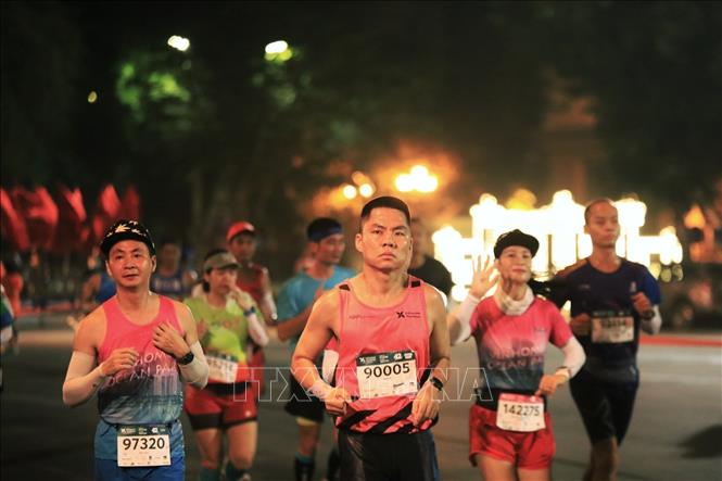 10,000 runners join VnExpress Marathon Hanoi Midnight 2022 - VNA Photos ...