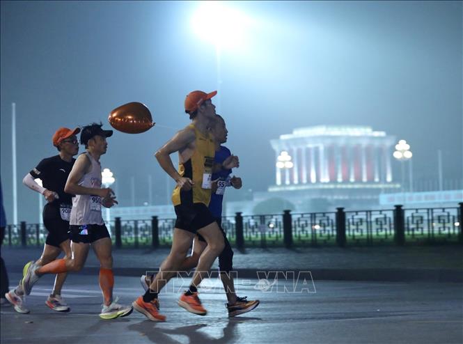 10,000 runners join VnExpress Marathon Hanoi Midnight 2022 - VNA Photos ...