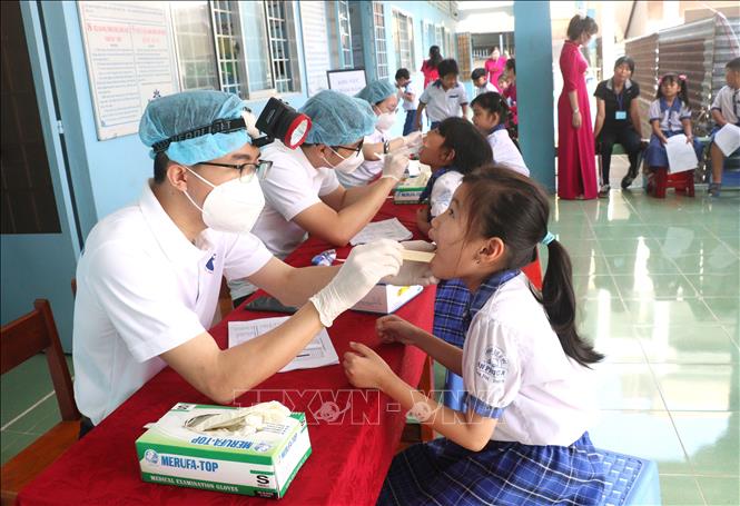 Vĩnh Long: Khám, điều trị và giáo dục chăm sóc sức khỏe răng miệng cho học sinh - Ảnh thời sự ...