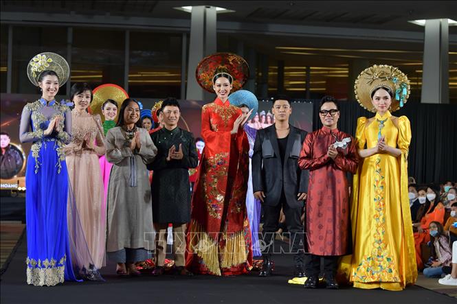 Fashion show features Vietnamese “ao dai”, Thai silk - VNA Photos - Vietnam News Agency (VNA)