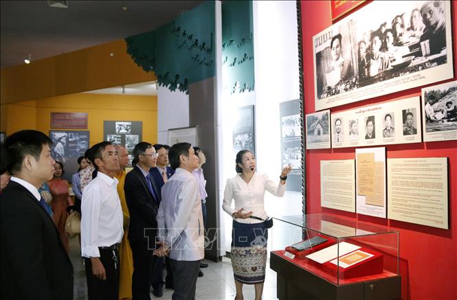 Cộng đồng người Việt tại Lào dâng hoa tưởng niệm 102 năm ngày sinh của Chủ tịch Kaysone ...